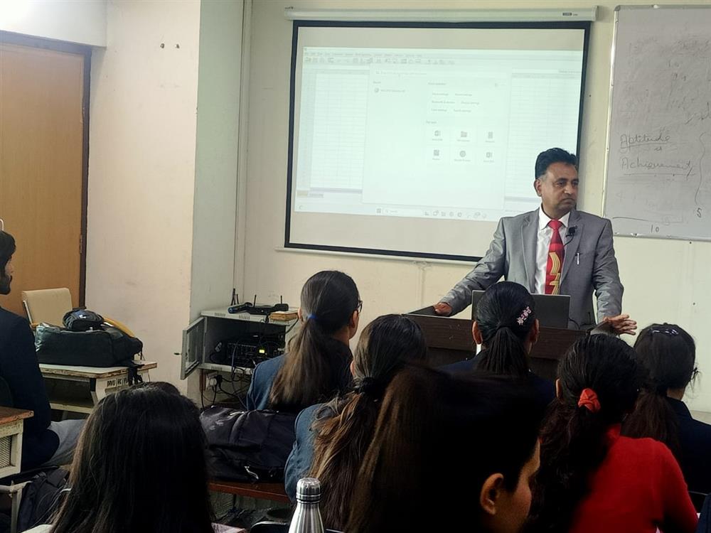 DAV University organizes expert lecture on data analysis software for ...